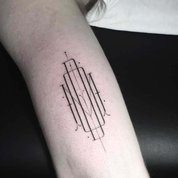 Tatuando monogramas direto de Paris com Léo Gavaggio via @pristinaorg